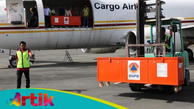 BNPB dan Menko PMK Serahkan Bantuan Logistik dan Dana Siap Pakai ke Kota Tual, Maluku
