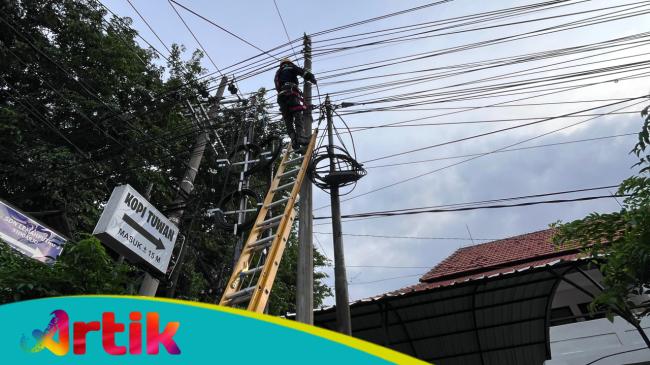 PLN Icon Plus Tertibkan Kabel Ilegal di Tiang PLN Kota Sidoarjo untuk Dukung Mandiri U-20 ...