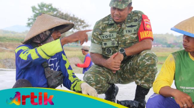 Di Balik Pengecoran Jalan TMMD, Hangatnya Komsos Dansatgas Bersama Mbah ...